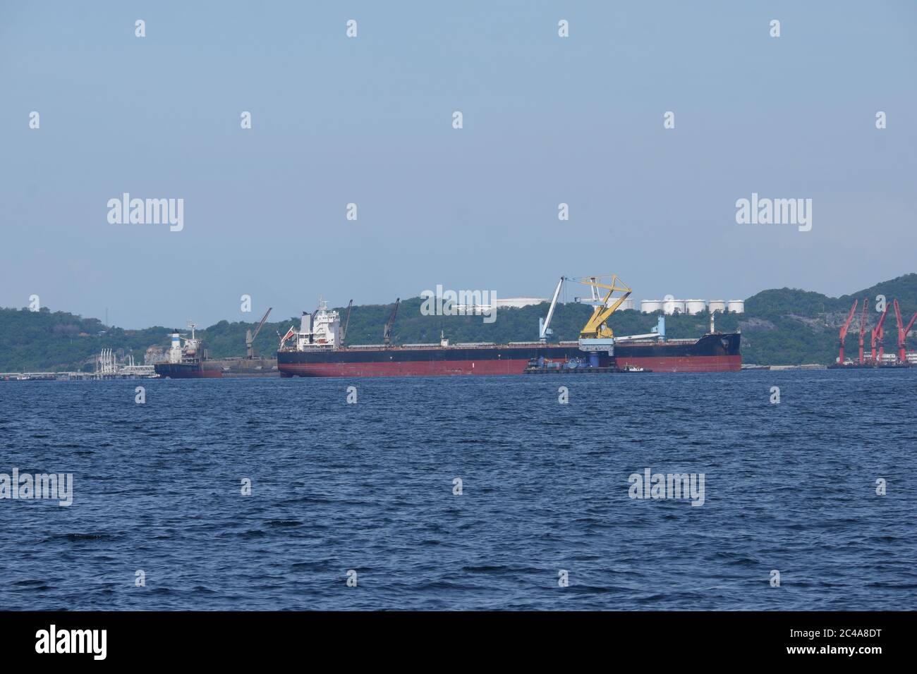 Side view of the oil tanker in the sea Stock Photo - Alamy
