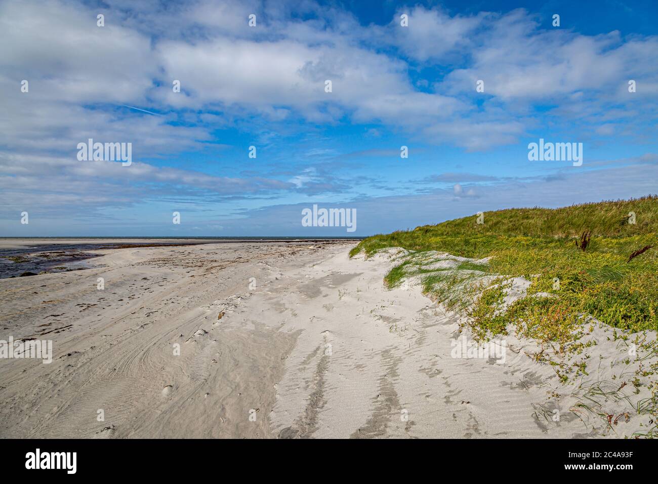 Howmore beach on the Hebridean Island of South Uist, on a sunny late ...