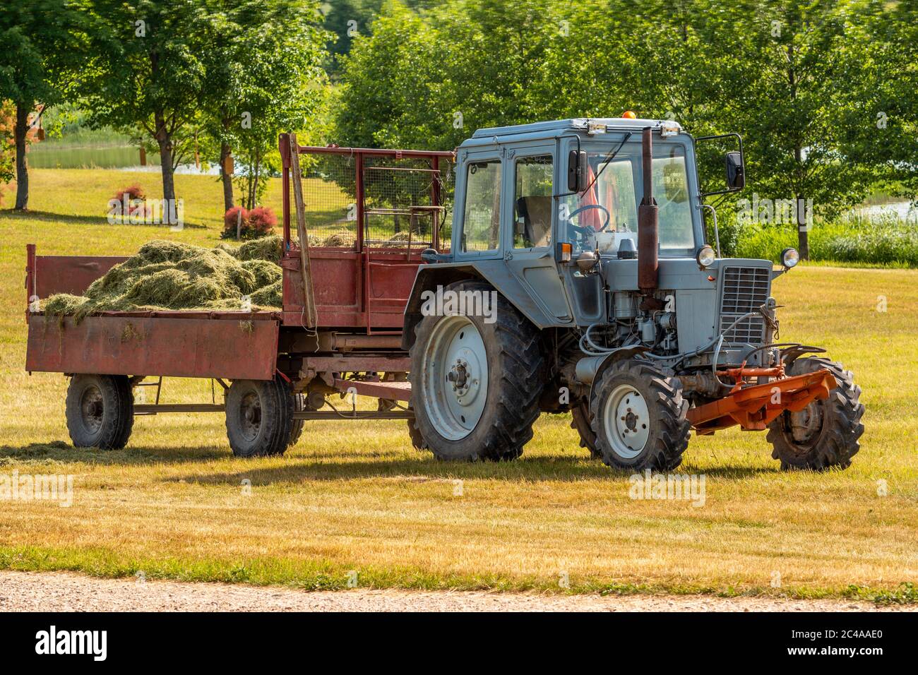 Cut grass in trailer hi-res stock photography and images - Alamy