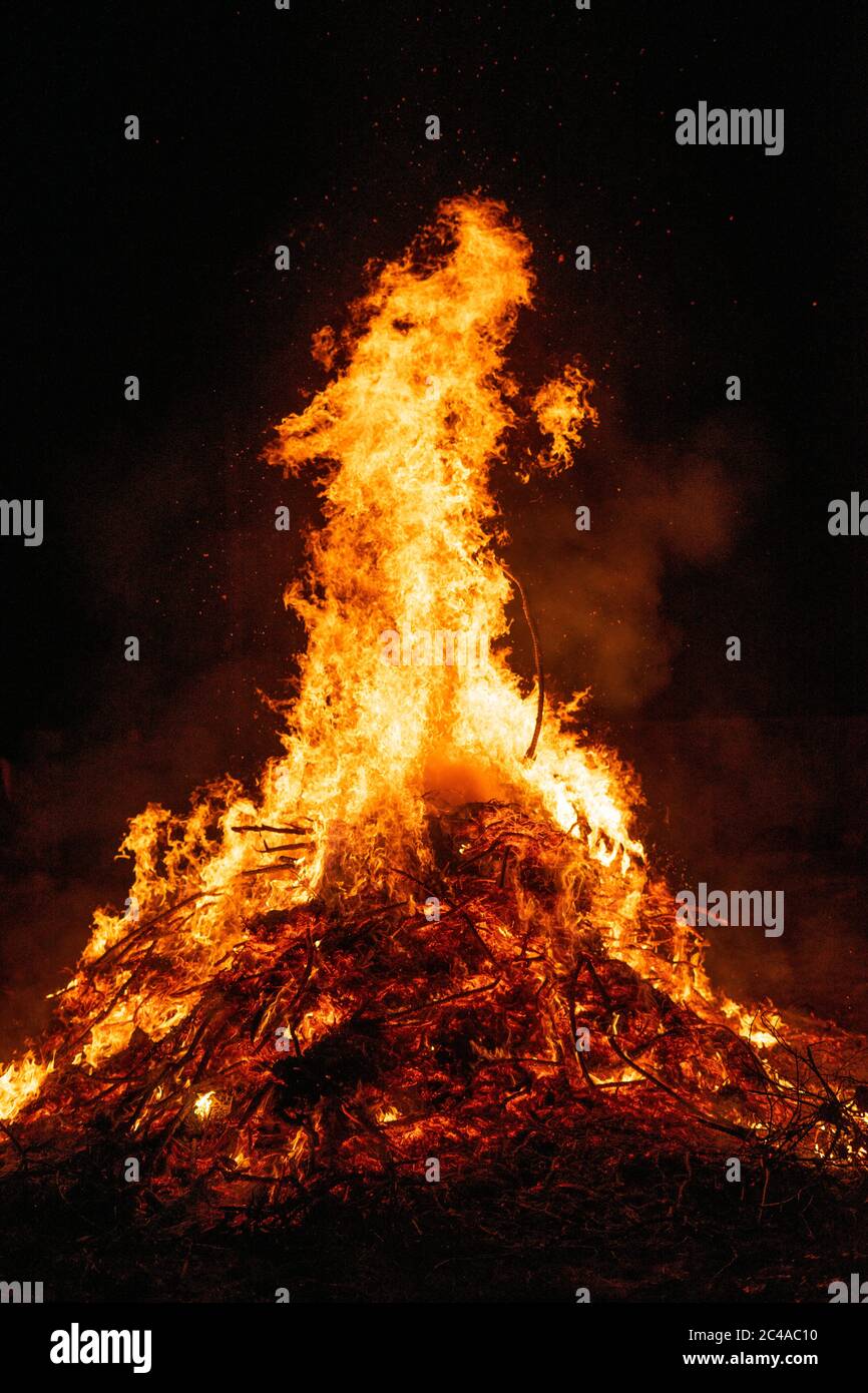 Top of a giant bonfire burning in the night Stock Photo - Alamy