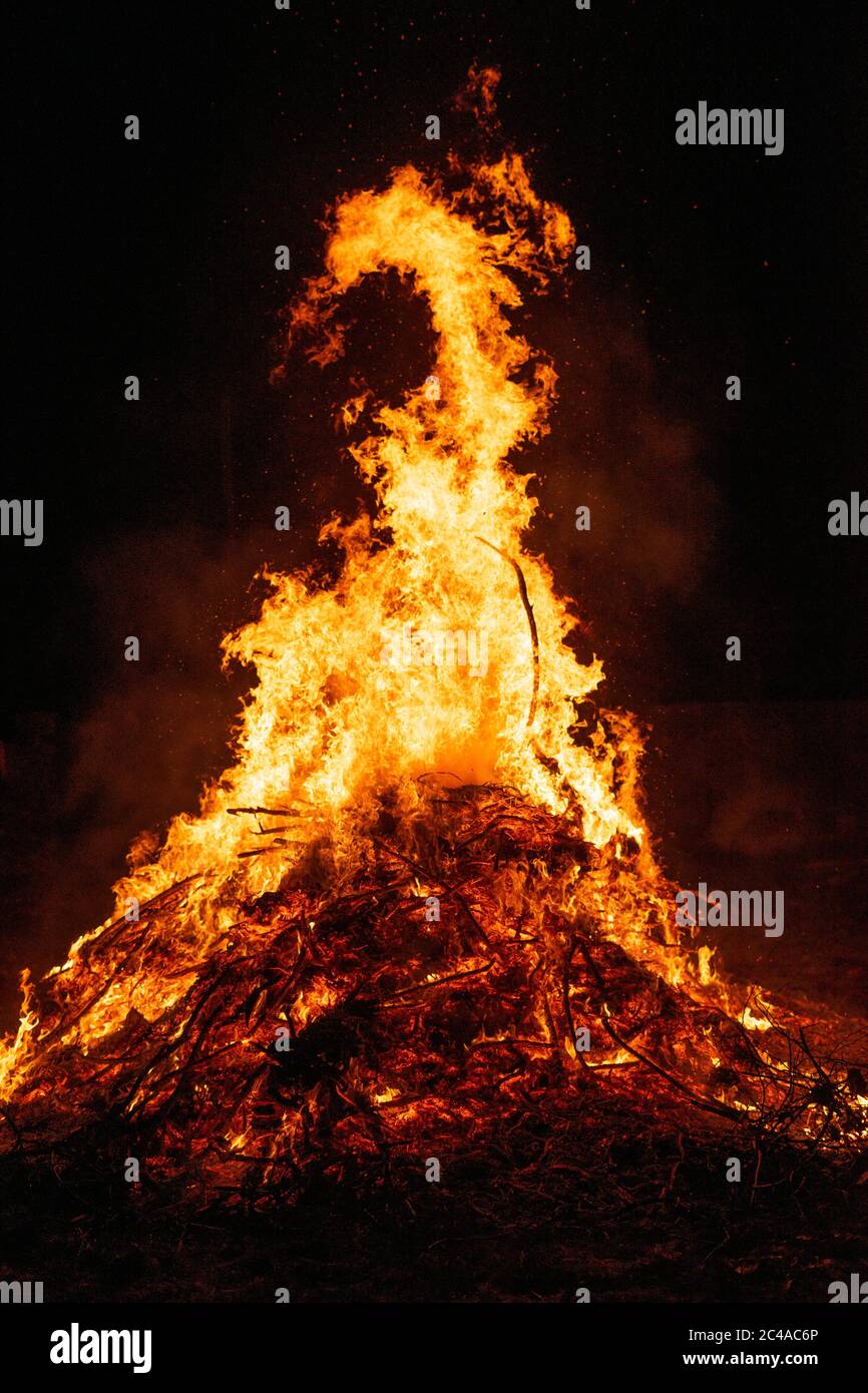 Top of a giant bonfire burning in the night Stock Photo - Alamy