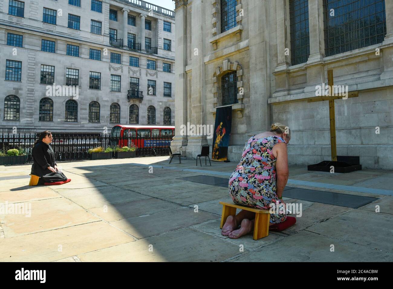 Kneeling church cross uk hi-res stock photography and images - Alamy