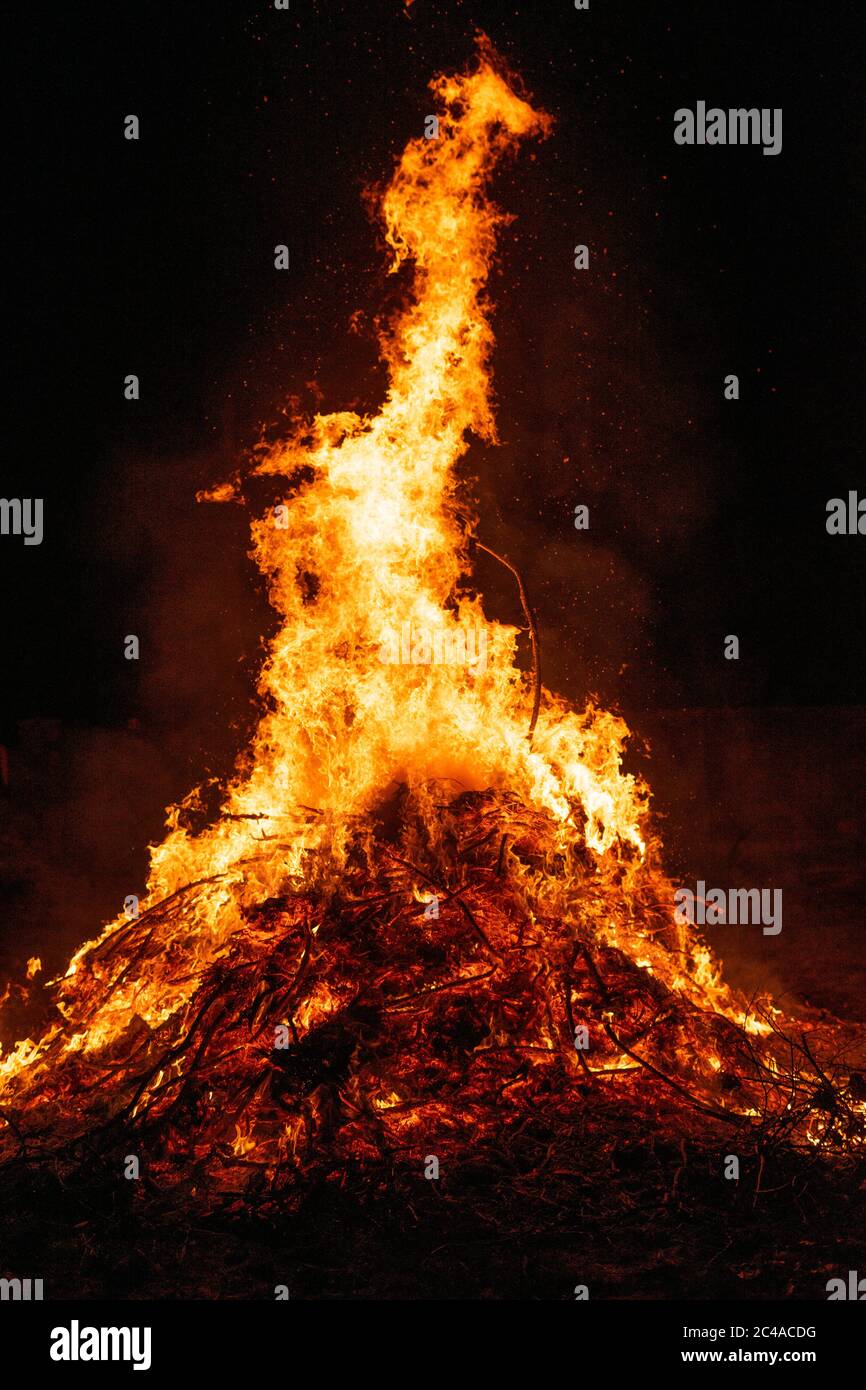 Top of a giant bonfire burning in the night Stock Photo - Alamy