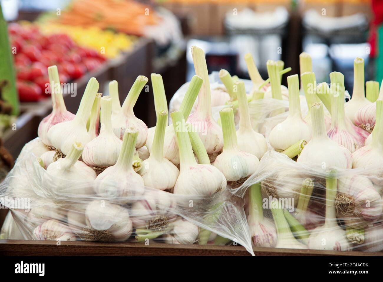 Garlic gloves into plastic packages in the grocery Stock Photo - Alamy
