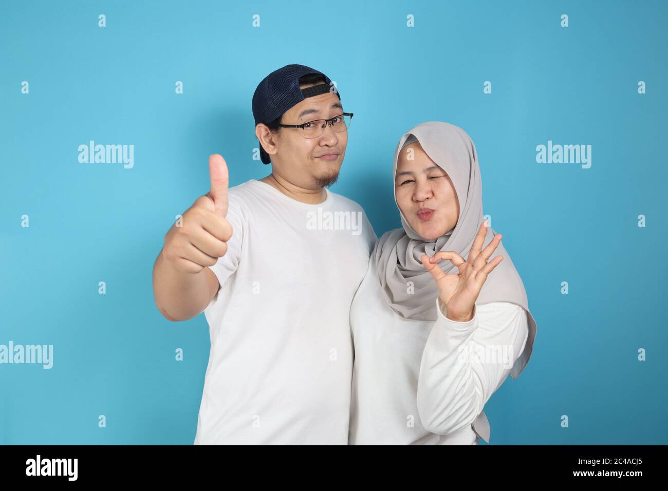 Portait of happy Asian muslim couple smiling and shows thumbs up ...