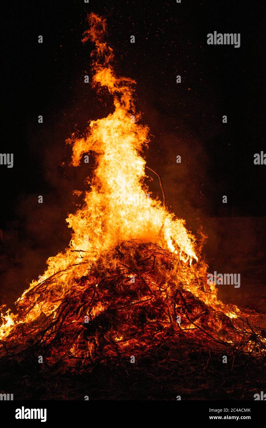Top of a giant bonfire burning in the night Stock Photo - Alamy