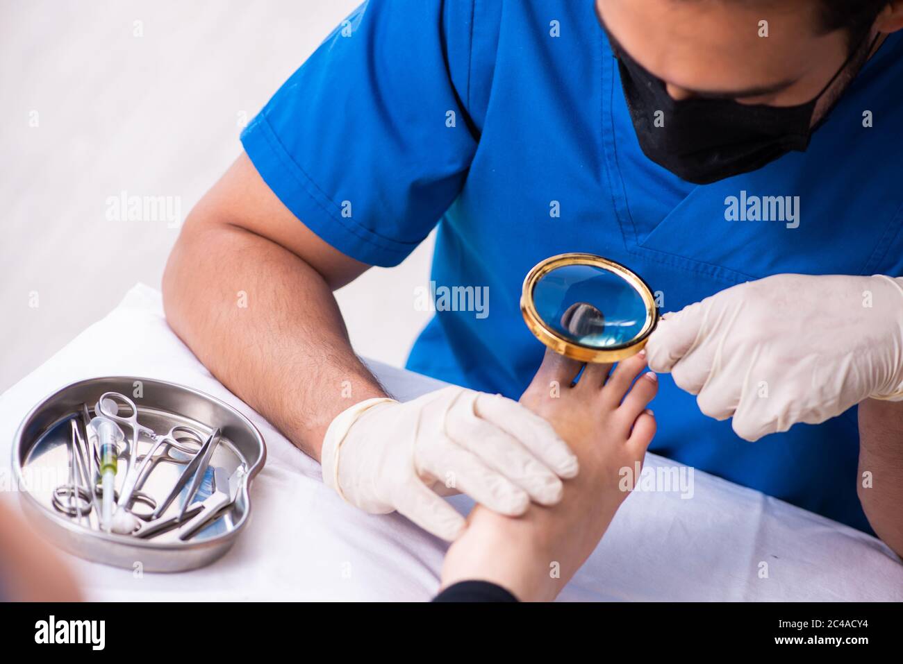 Finger injured woman visiting doctor traumatologist Stock Photo - Alamy
