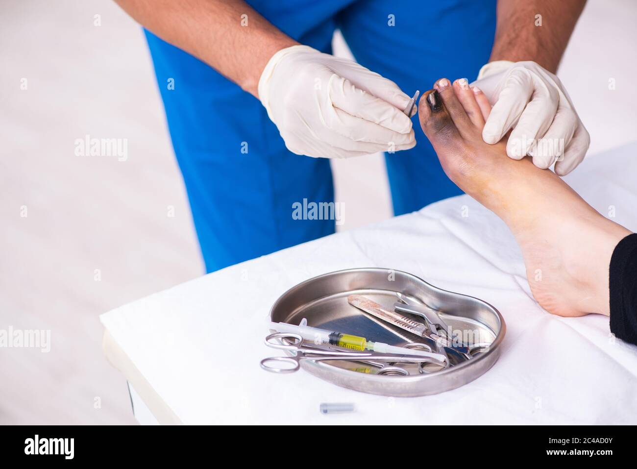 Finger injured woman visiting doctor traumatologist Stock Photo - Alamy