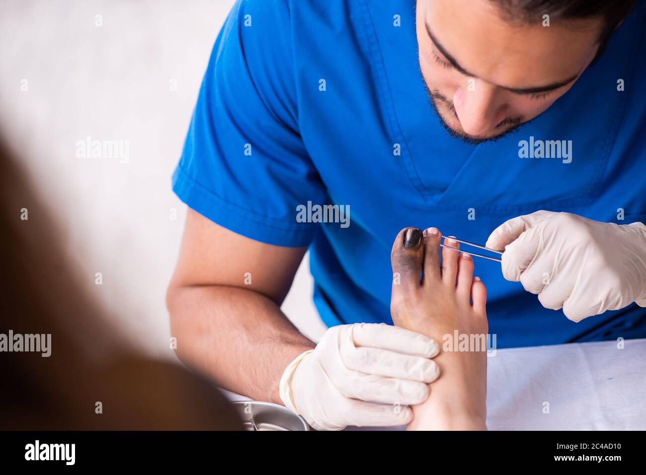 Finger injured woman visiting doctor traumatologist Stock Photo - Alamy