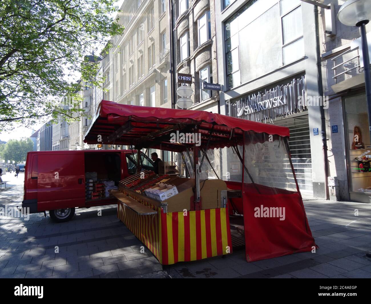 The beautiful German city of Munich. Wonderful buildings, main square ...