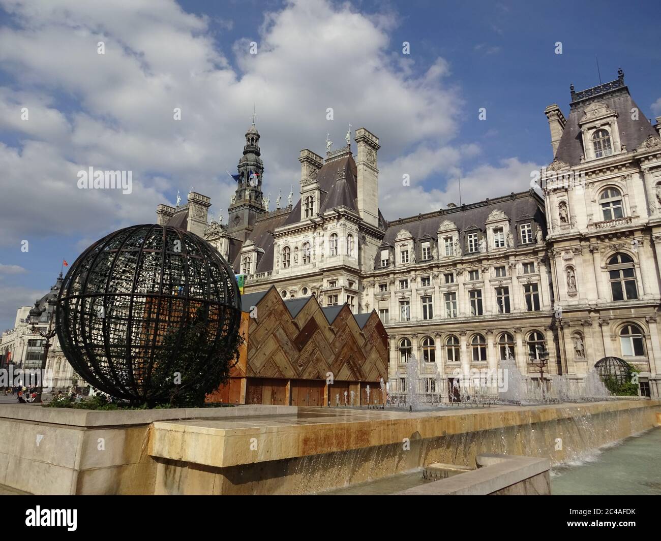 Downtown Paris, famous landmarks, the Eiffel Tower and classy views ...