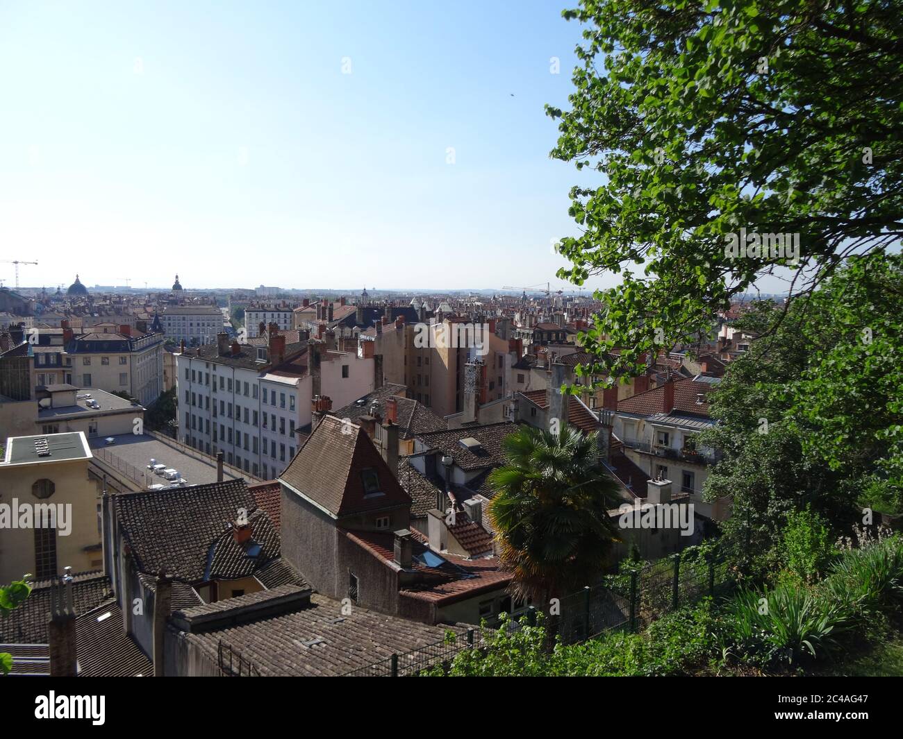 Paris is beautiful. Walking to Parc des Buttes-Chaumont, Tour Eiffel ...