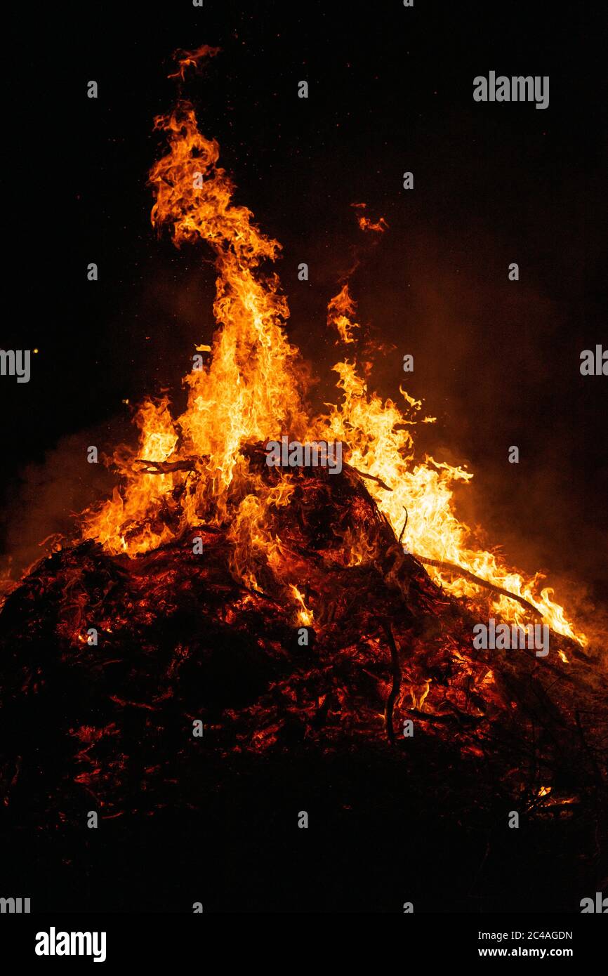 Big bonfire burning in the night Stock Photo - Alamy
