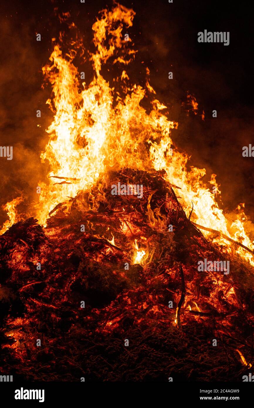 Big bonfire burning in the night Stock Photo - Alamy
