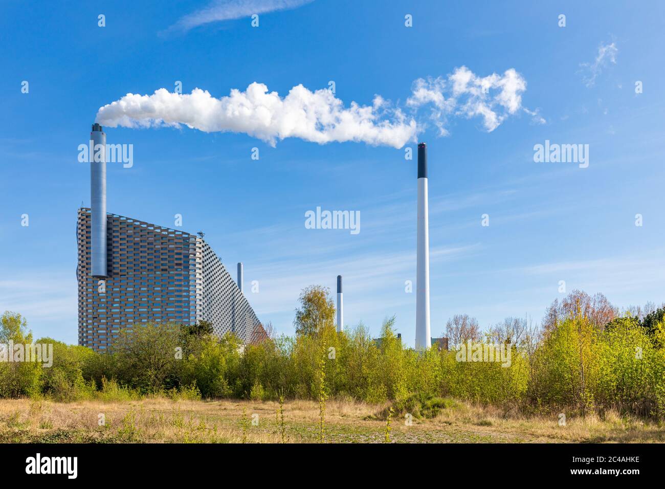 Copenhill power plant topped with rooftop ski slope, Copenhagen ...