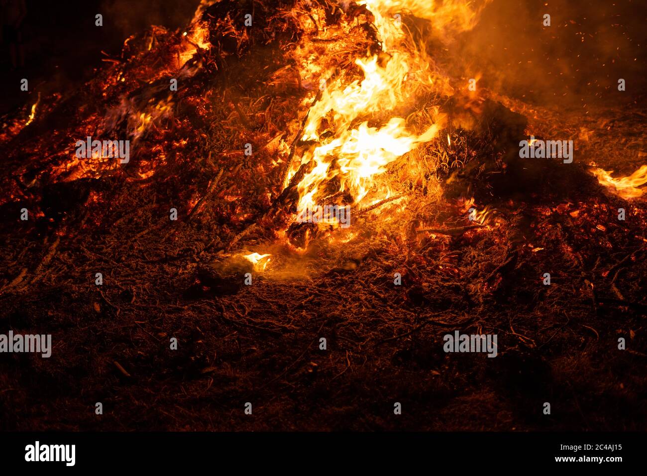 Details of the ashes on the ground during a fire Stock Photo - Alamy