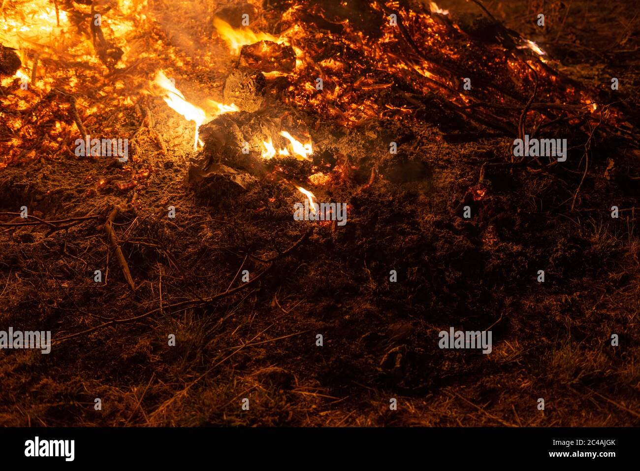Details of the ashes on the ground during a fire Stock Photo - Alamy