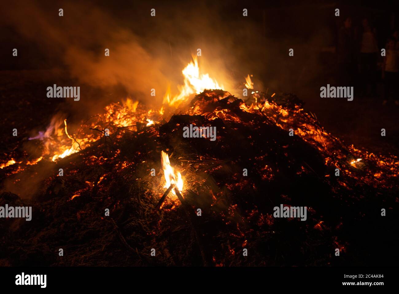 Big pile of ashes burning in the night Stock Photo - Alamy