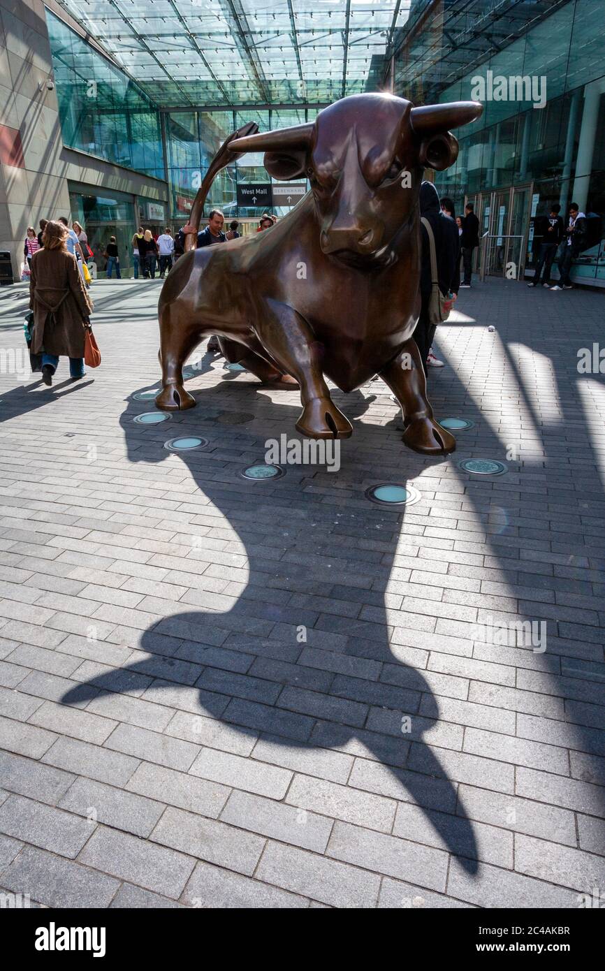 Bronze bull statue bullring shopping hi-res stock photography and ...