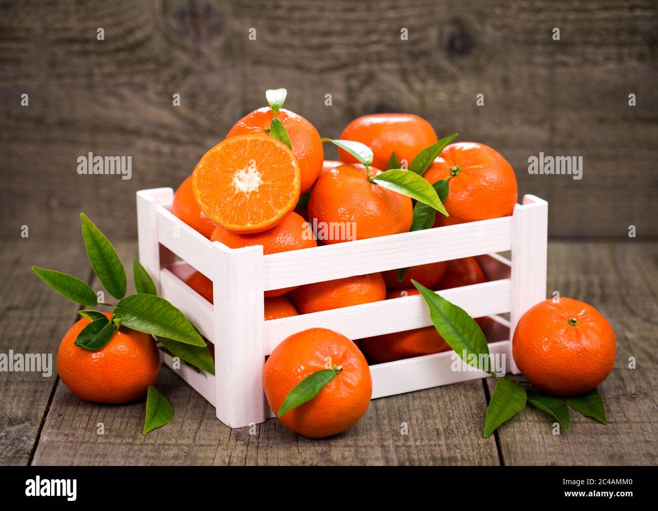 Fresh tangerine in the crate Stock Photo - Alamy