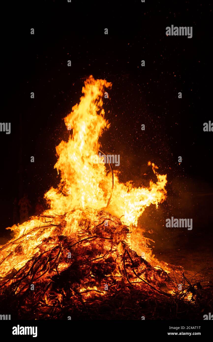 Top of a bonfire burning in the night Stock Photo - Alamy