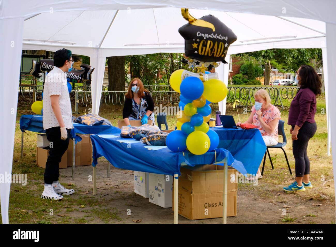 Ottawa: Students picking up their year end Graduation from Glebe ...