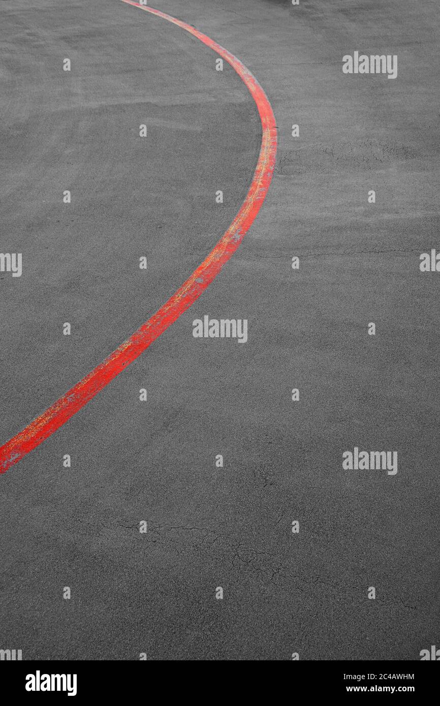 red line separating the lanes on a road Stock Photo - Alamy
