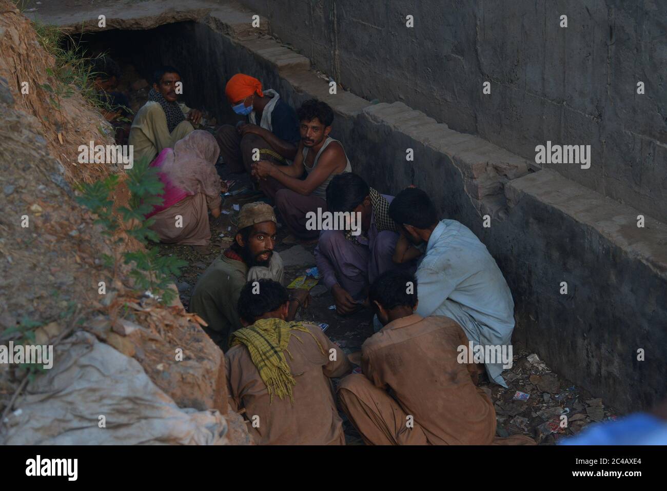 Lahore, Pakistan. 25th Jun 2020. A group of Pakistanis drug addicts ...