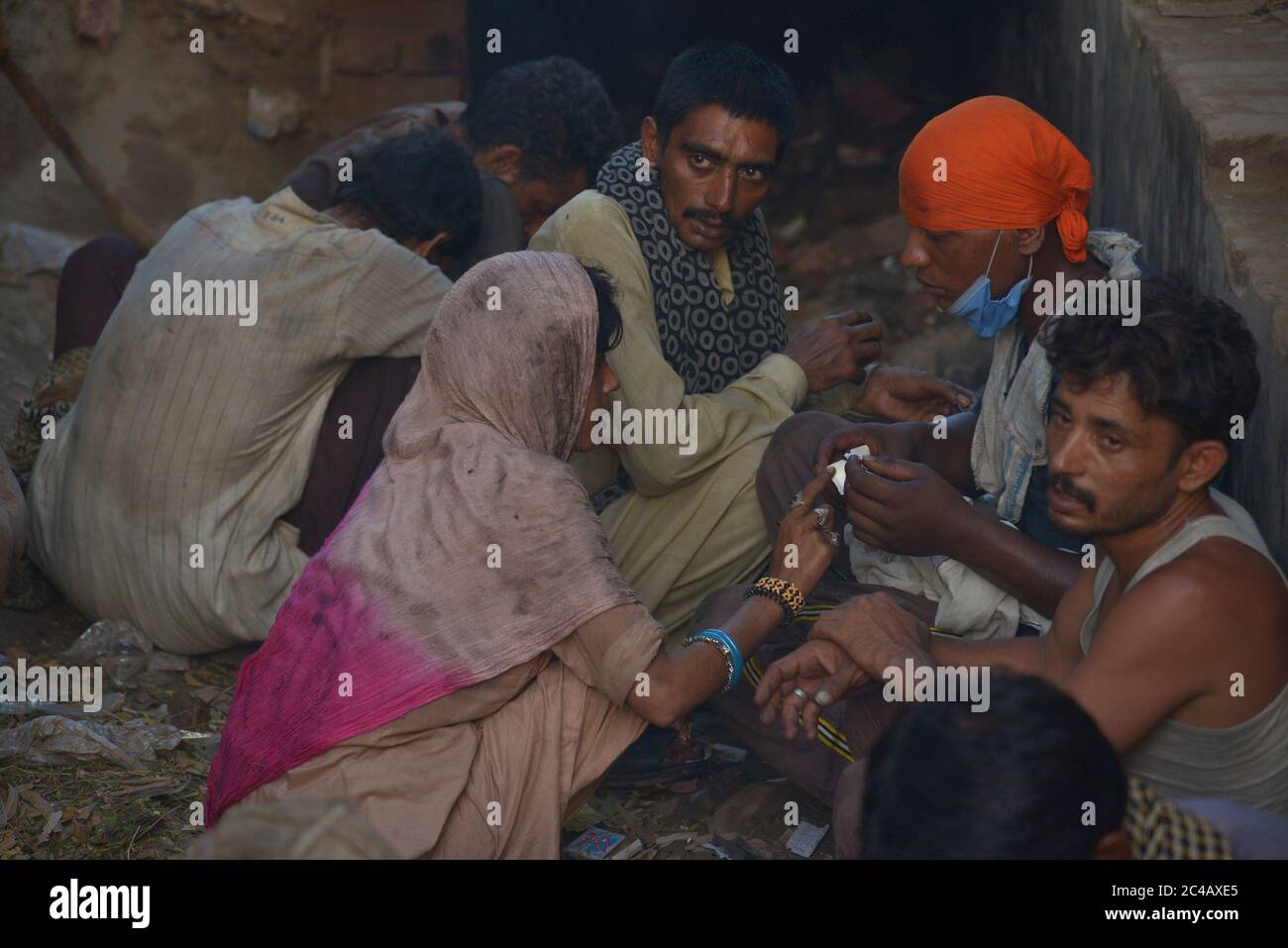 Lahore, Pakistan. 25th Jun 2020. A group of Pakistanis drug addicts ...