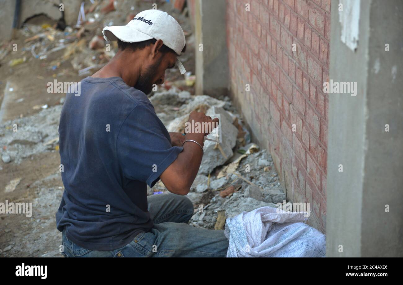 Lahore, Pakistan. 25th Jun 2020. A group of Pakistanis drug addicts ...