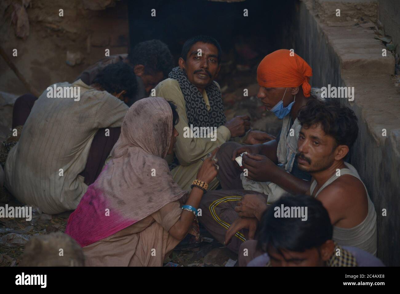 Lahore, Pakistan. 25th Jun 2020. A group of Pakistanis drug addicts ...