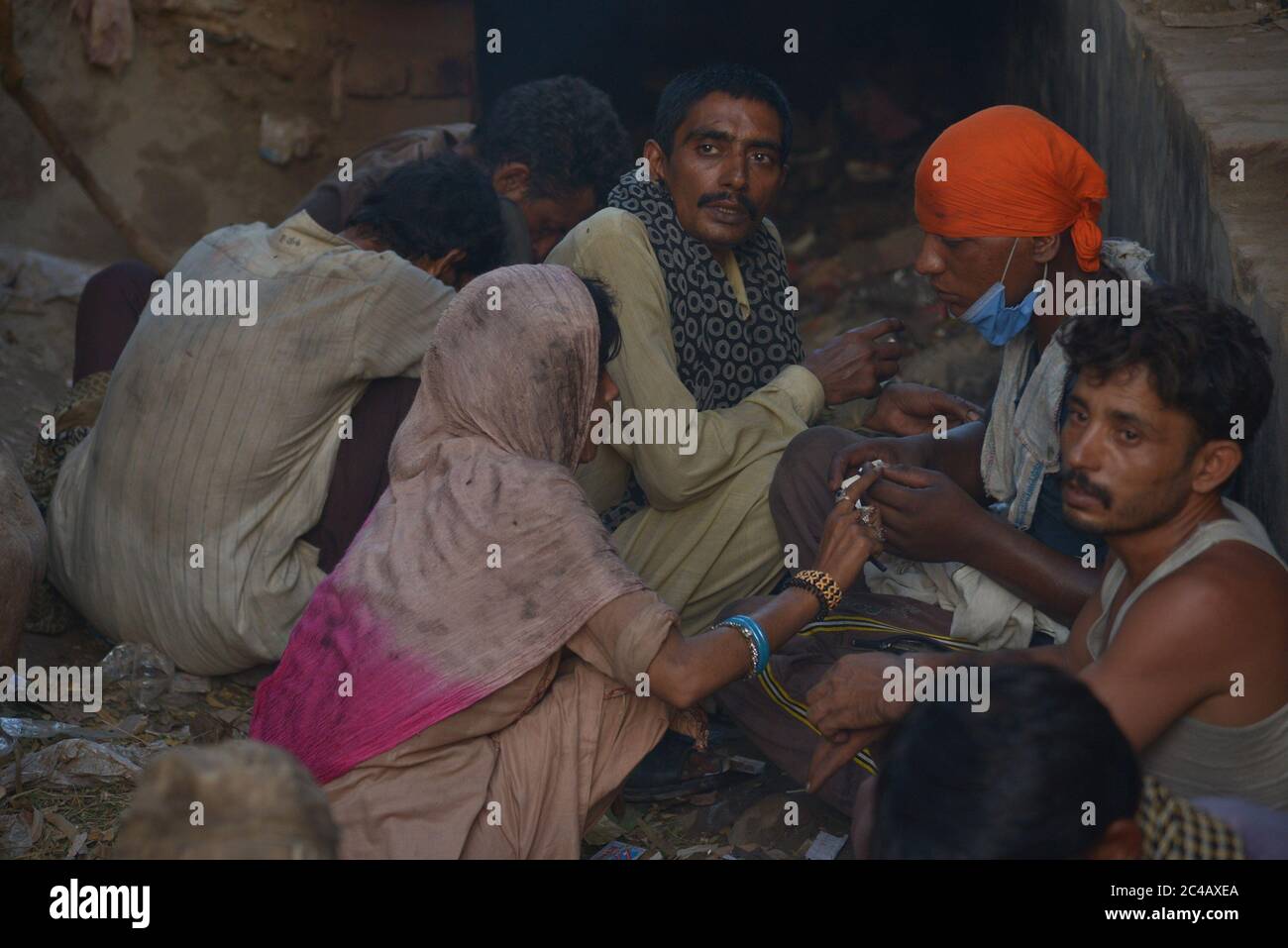 Lahore, Pakistan. 25th Jun 2020. A group of Pakistanis drug addicts ...