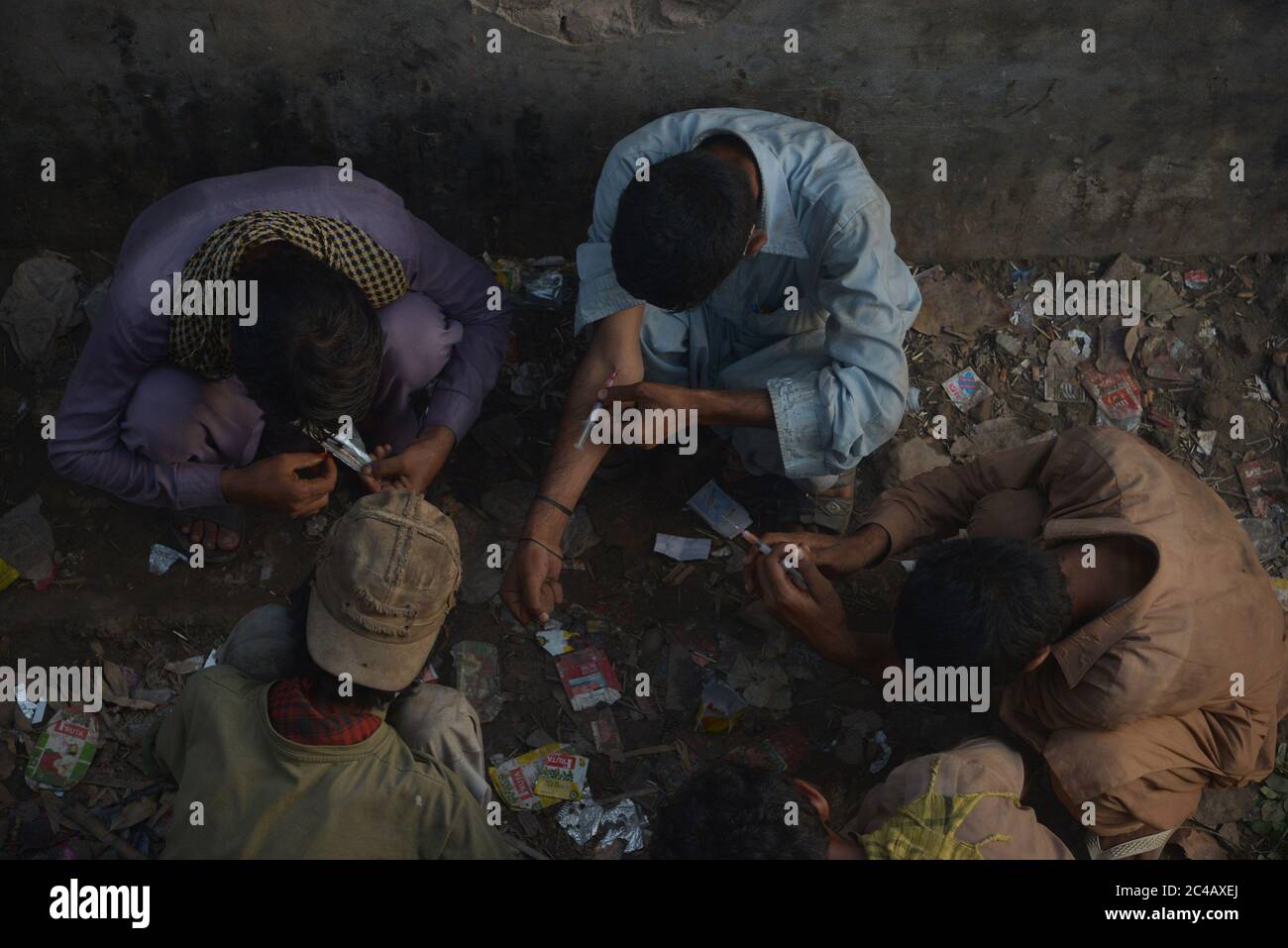 Lahore, Pakistan. 25th Jun 2020. A group of Pakistanis drug addicts ...