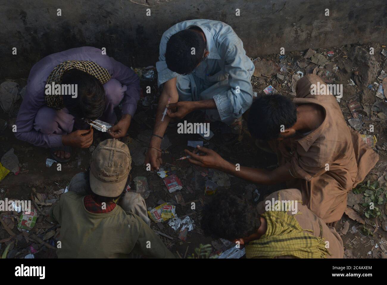 Lahore, Pakistan. 25th Jun 2020. A group of Pakistanis drug addicts ...