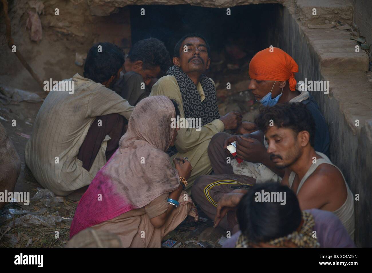 Lahore, Pakistan. 25th Jun 2020. A group of Pakistanis drug addicts ...