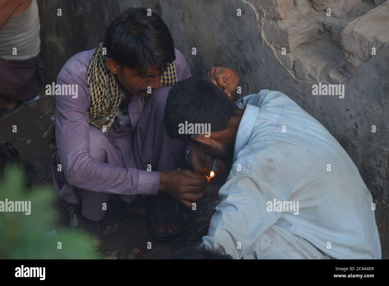 Lahore, Pakistan. 25th Jun 2020. A group of Pakistanis drug addicts ...