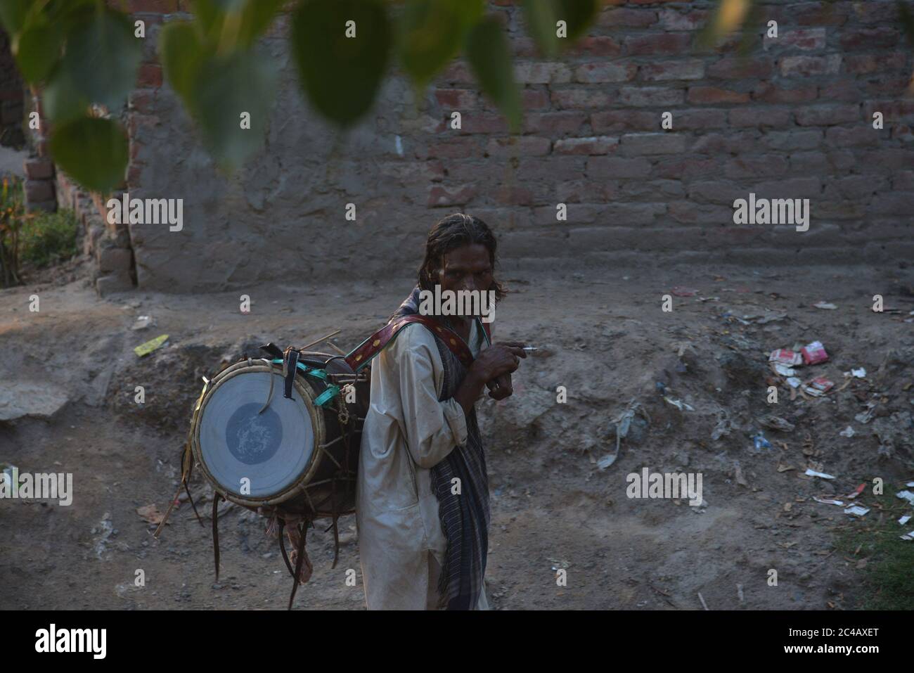 Lahore, Pakistan. 25th Jun 2020. A group of Pakistanis drug addicts ...