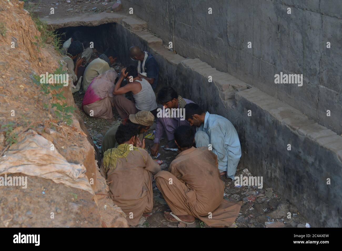 Lahore, Pakistan. 25th Jun 2020. A group of Pakistanis drug addicts ...
