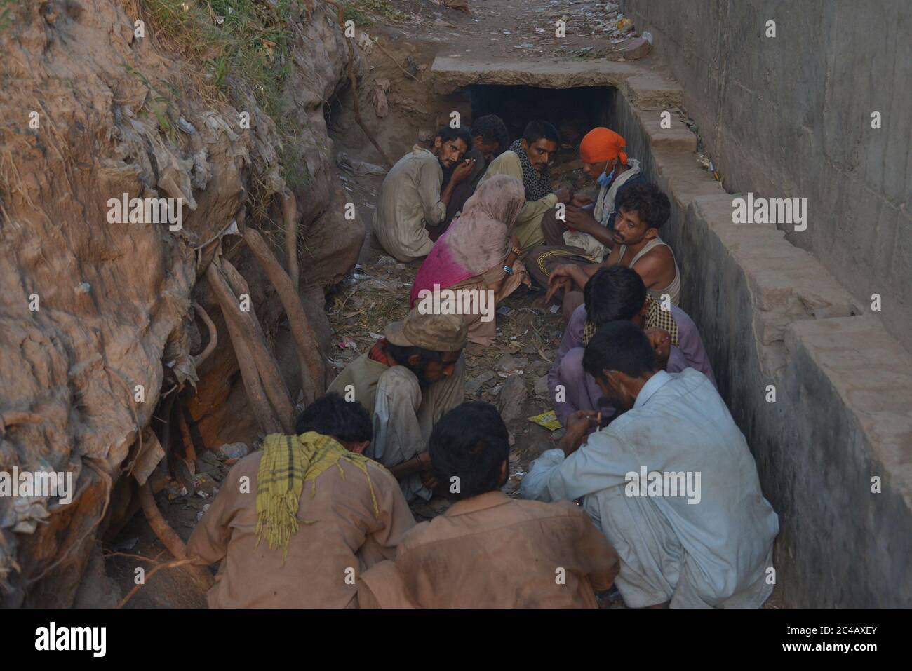 Lahore, Pakistan. 25th Jun 2020. A group of Pakistanis drug addicts ...