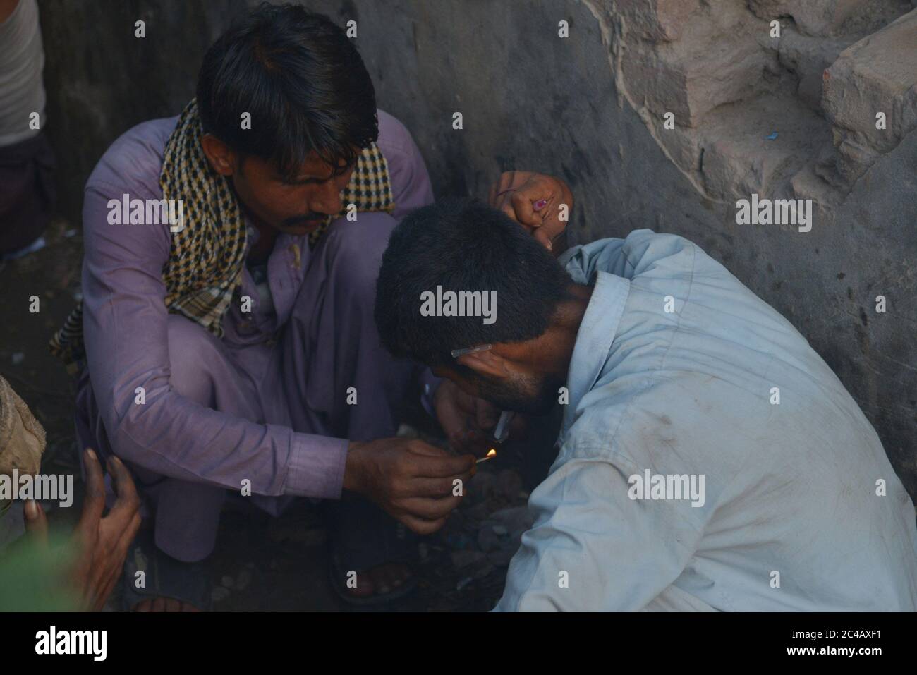 Lahore, Pakistan. 25th Jun 2020. A group of Pakistanis drug addicts ...