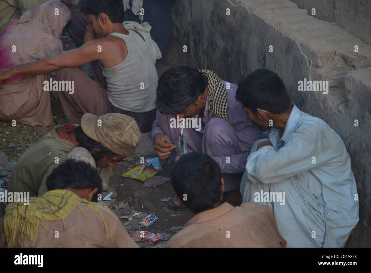 Lahore, Pakistan. 25th Jun 2020. A group of Pakistanis drug addicts ...