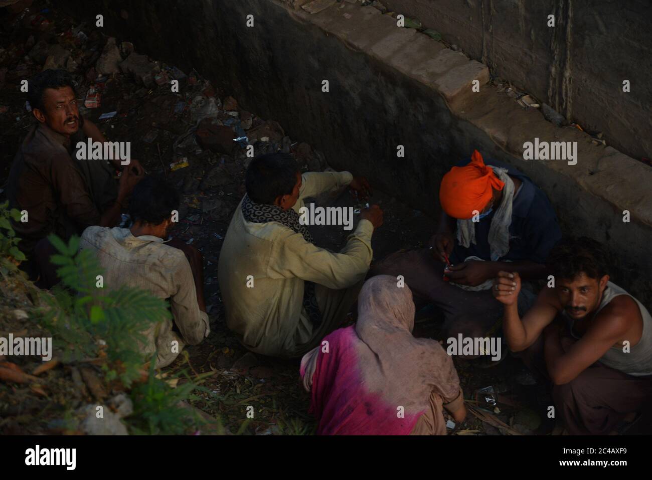 Lahore, Pakistan. 25th Jun 2020. A group of Pakistanis drug addicts ...