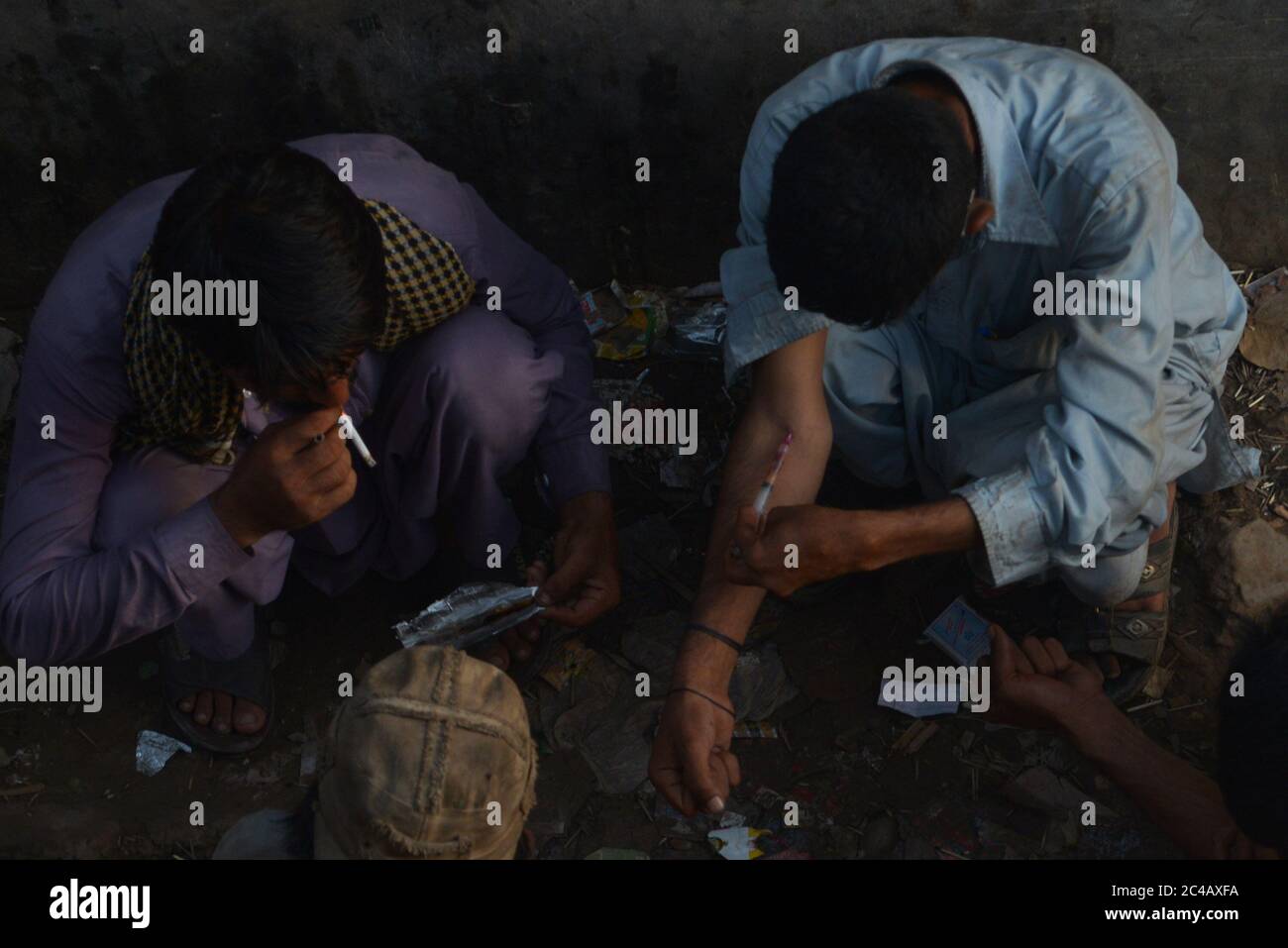 Lahore, Pakistan. 25th Jun 2020. A group of Pakistanis drug addicts ...