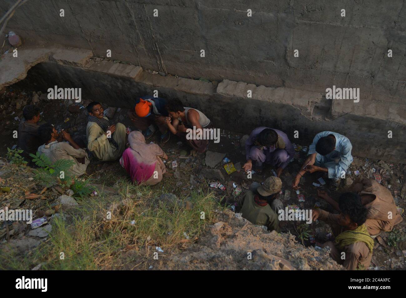 Lahore, Pakistan. 25th Jun 2020. A group of Pakistanis drug addicts ...