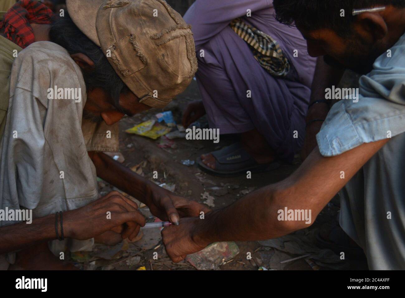 Lahore, Pakistan. 25th Jun 2020. A group of Pakistanis drug addicts ...