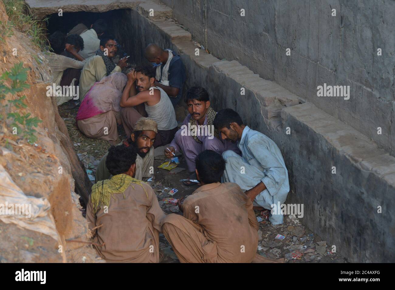 Lahore, Pakistan. 25th Jun 2020. A group of Pakistanis drug addicts ...