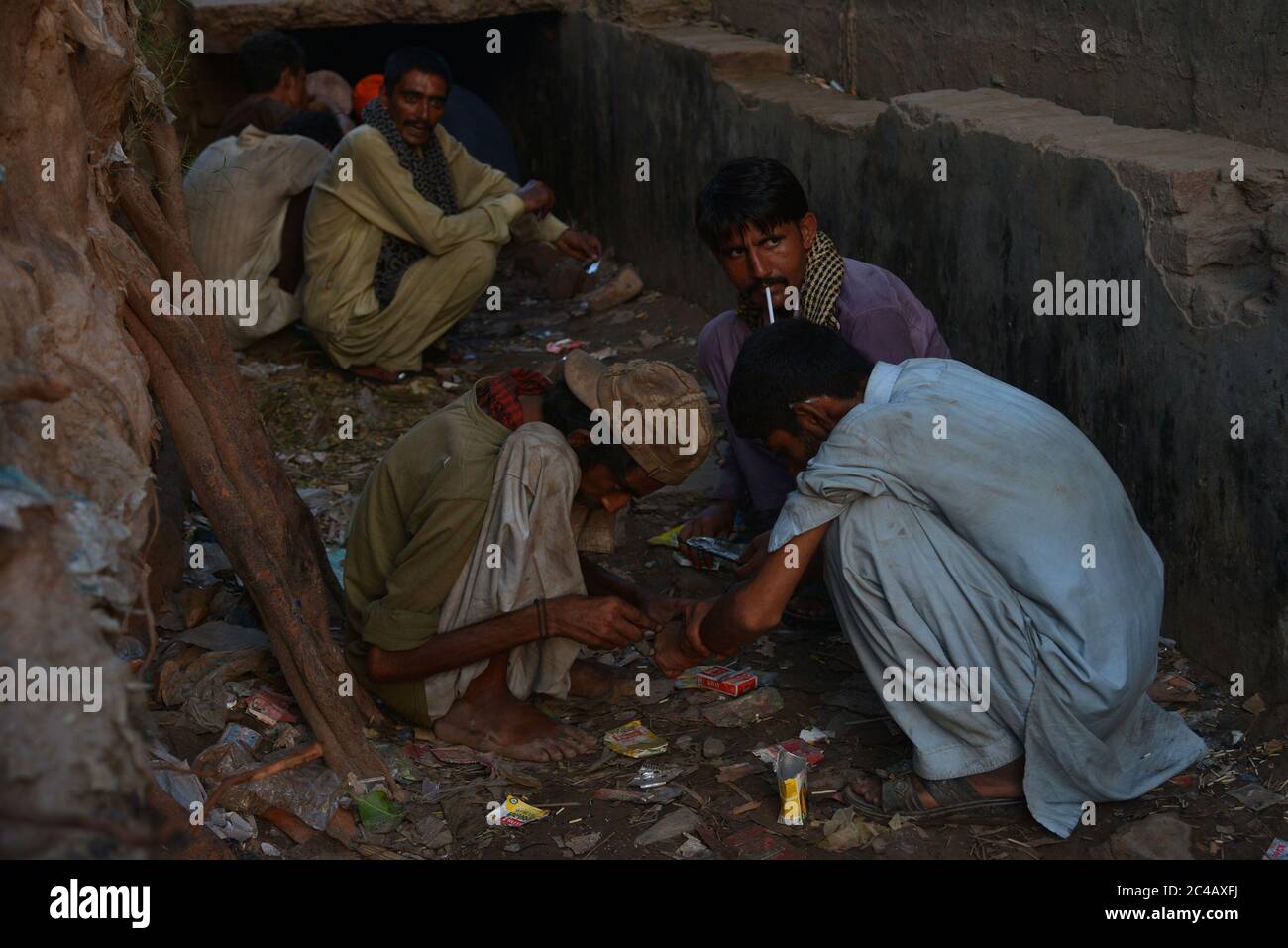 Lahore, Pakistan. 25th Jun 2020. A group of Pakistanis drug addicts ...