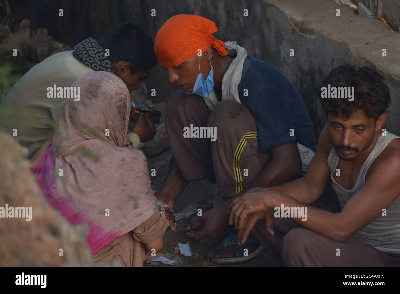 Lahore, Pakistan. 25th Jun 2020. A group of Pakistanis drug addicts ...