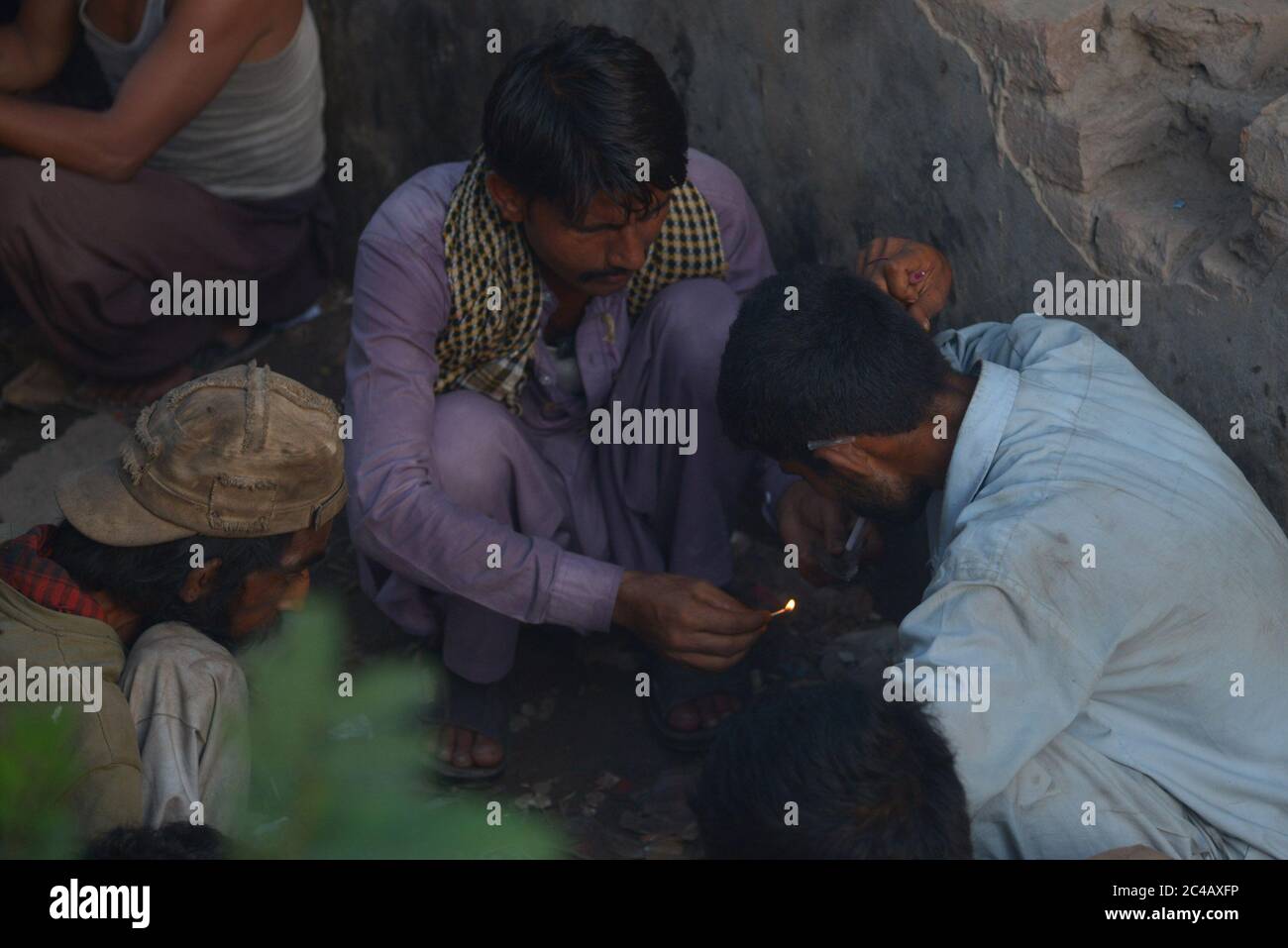 Lahore, Pakistan. 25th Jun 2020. A group of Pakistanis drug addicts ...
