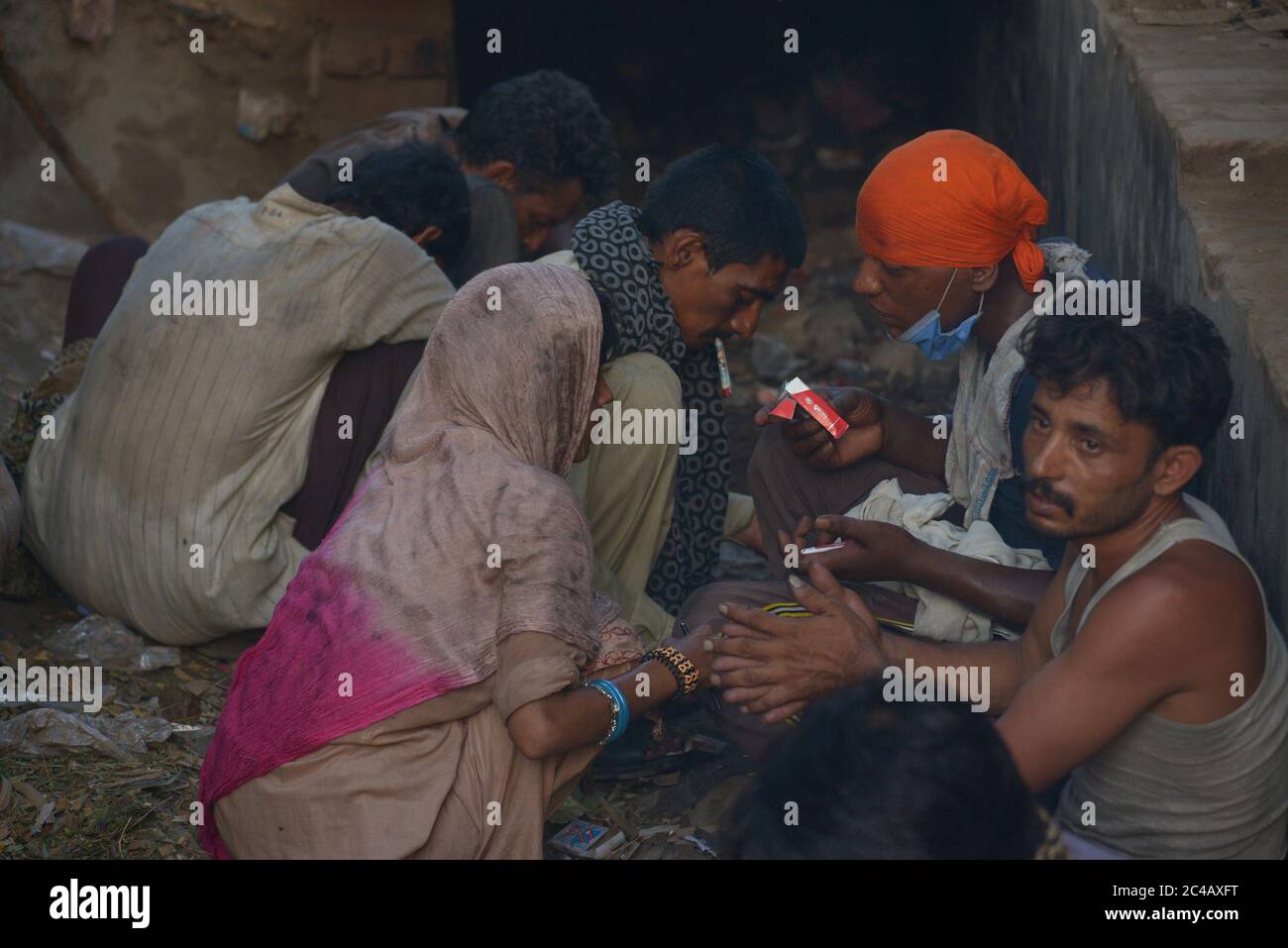 Lahore, Pakistan. 25th Jun 2020. A group of Pakistanis drug addicts ...